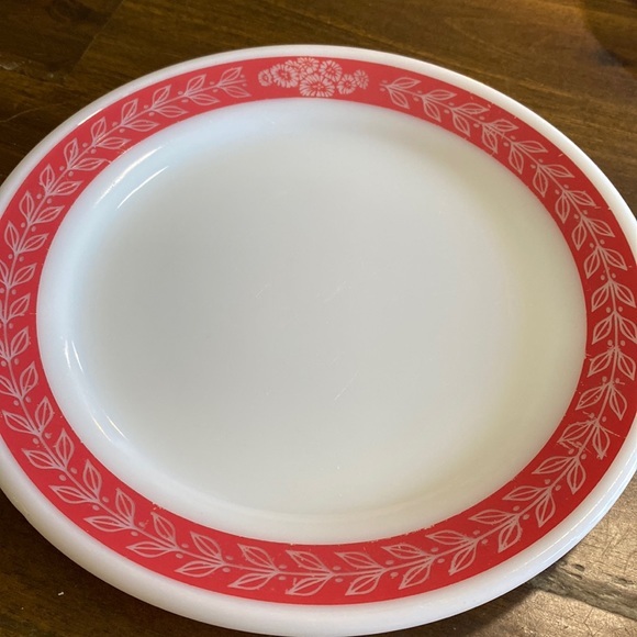 Pyrex | Kitchen | Pyrex Red Border Revel Laurel Leaf Plate | Poshmark